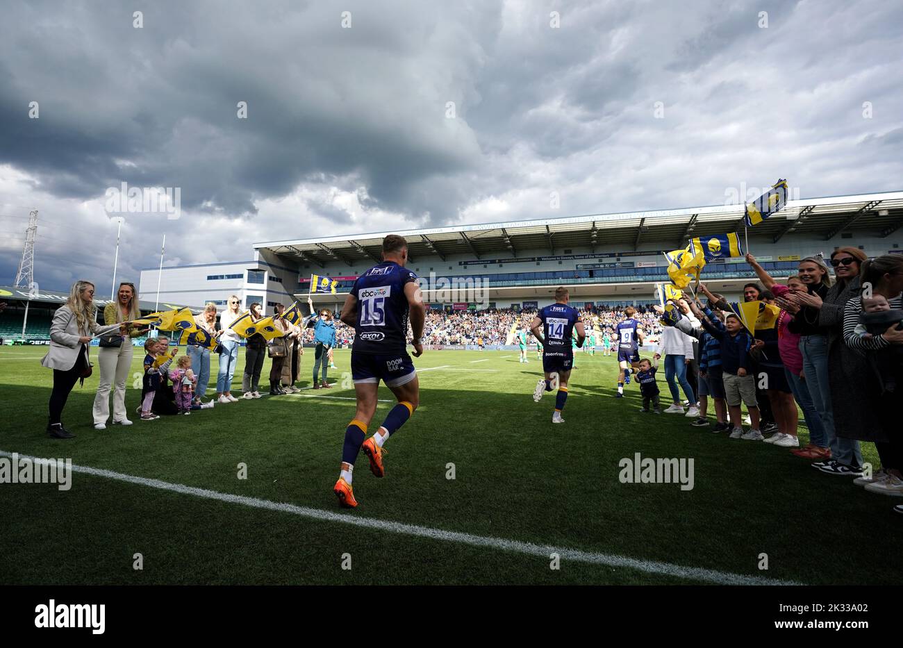 Worcester Warriors players take to the pitch ahead of the Gallagher ...