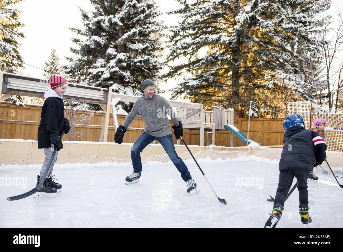 Child playing ice hockey hi-res stock photography and images - Alamy