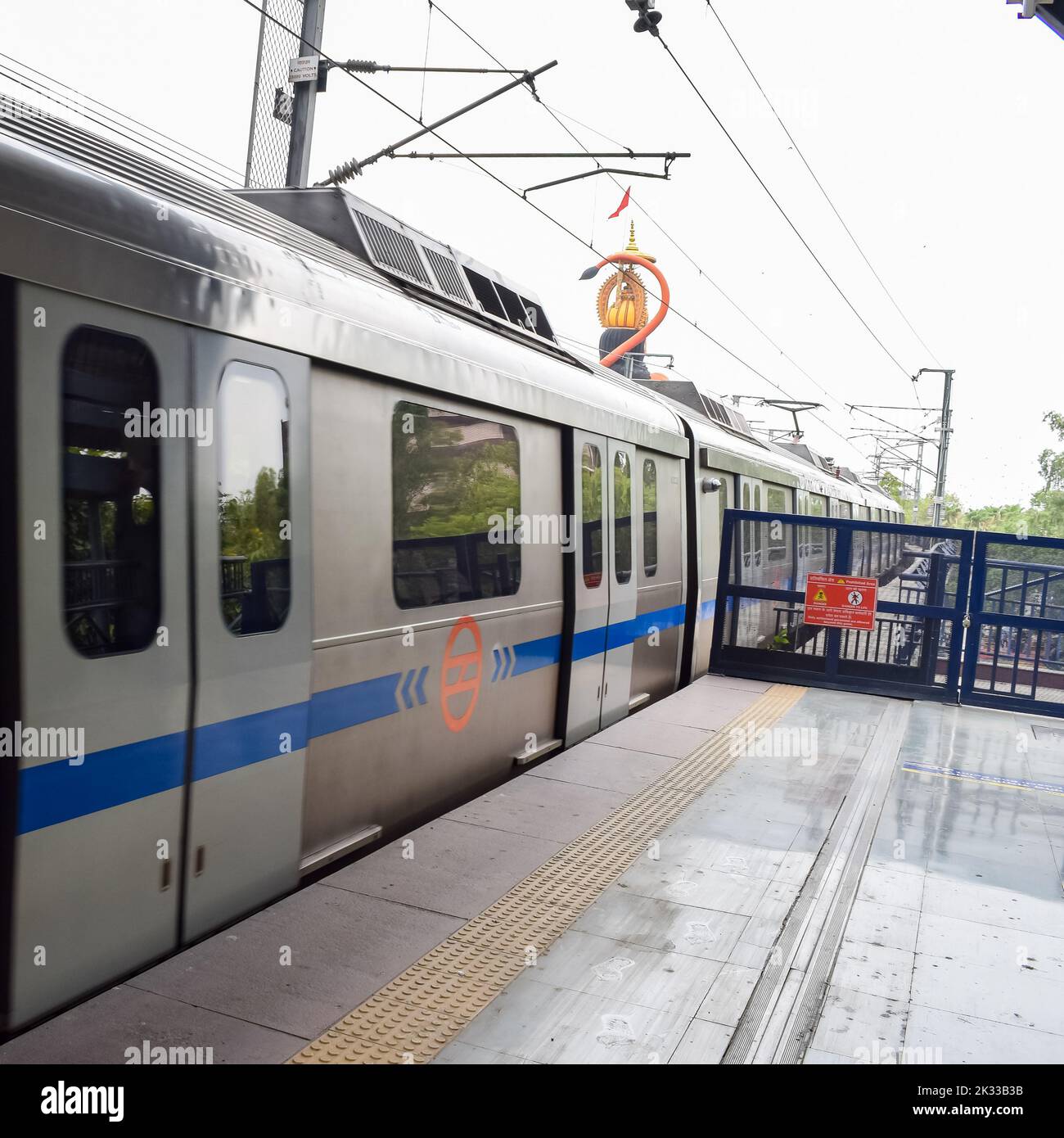 Delhi Metro train arriving at Jhandewalan metro station in New Delhi ...