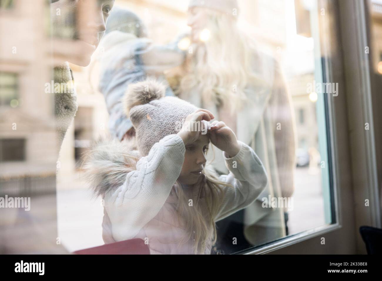 Peering into window hi-res stock photography and images - Alamy