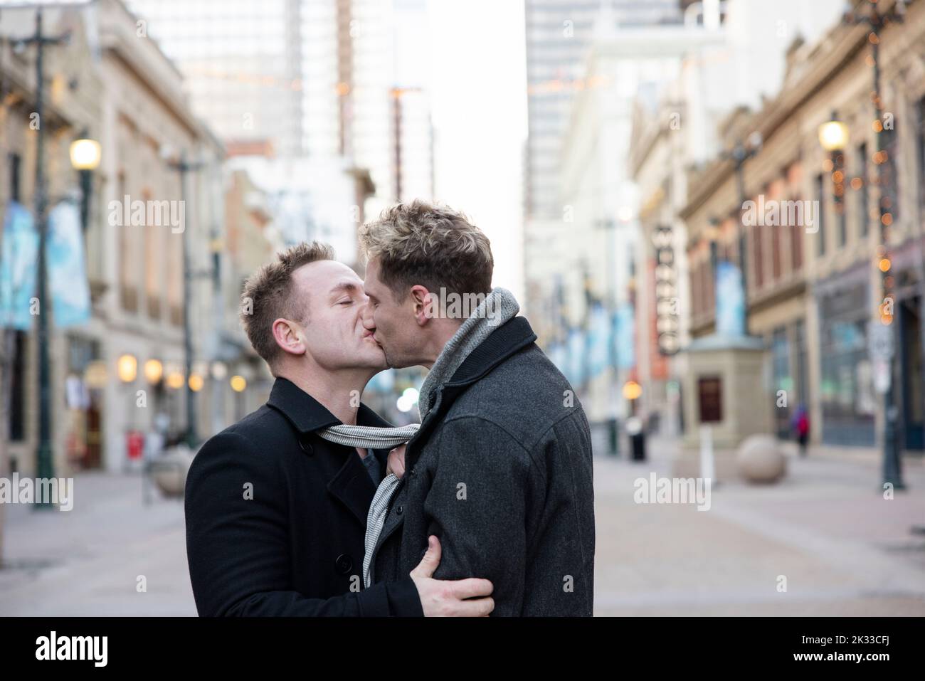 Kissing gay couple hi-res stock photography and images - Alamy