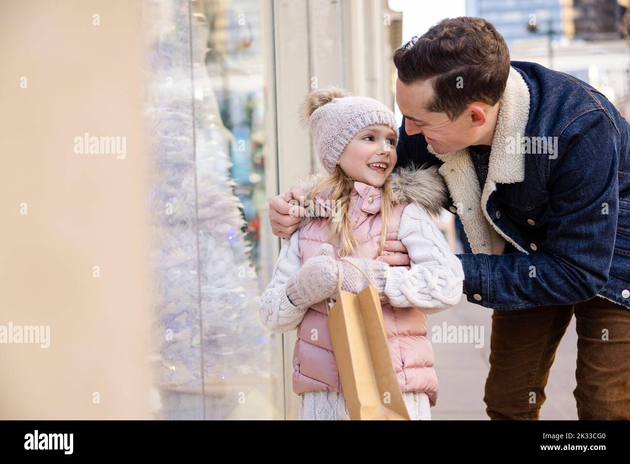Shopping girl dad hi-res stock photography and images - Alamy