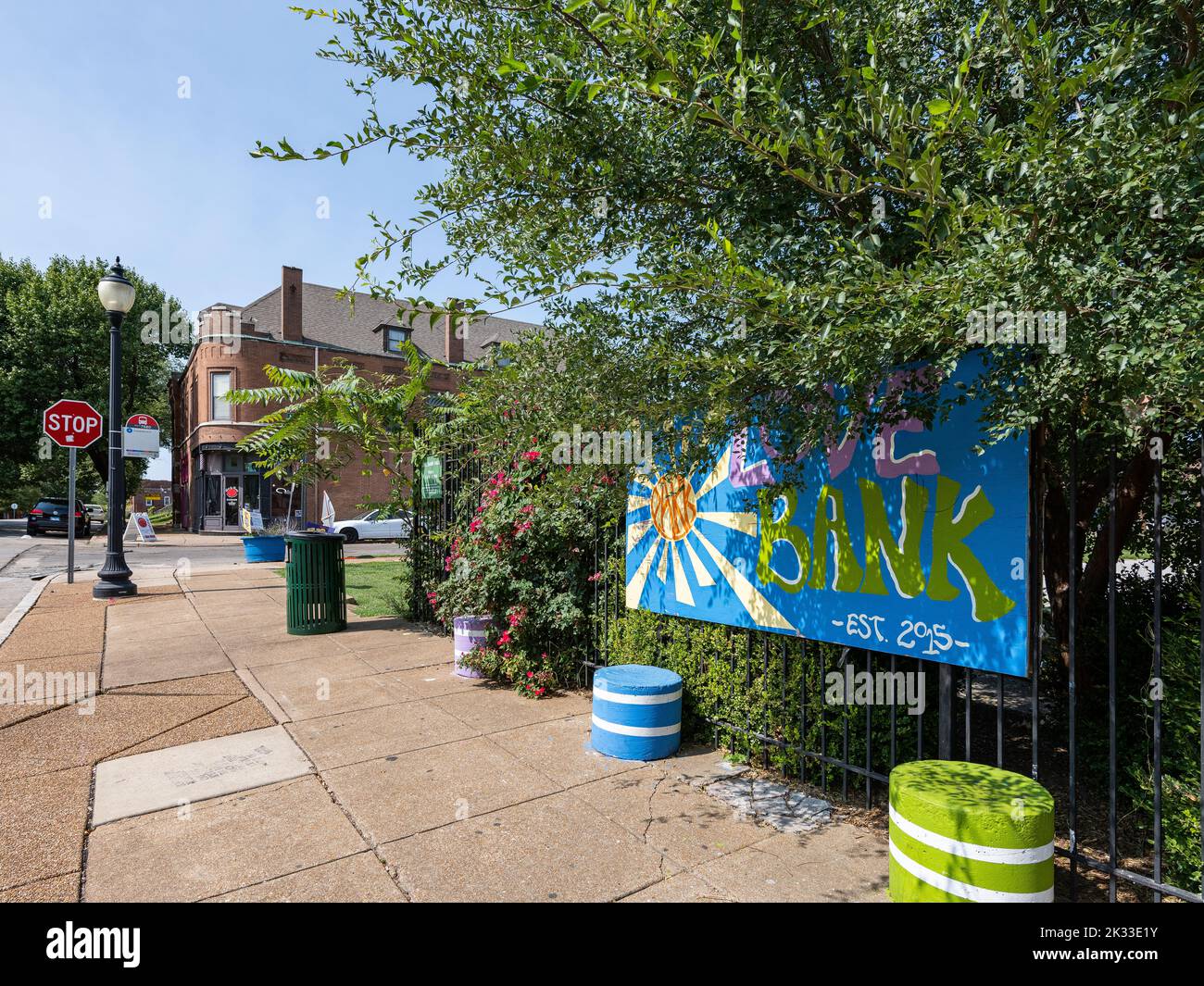 Bank in green park hi-res stock photography and images - Alamy