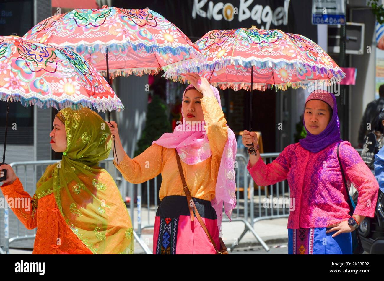 Filipino dancers in parade hi-res stock photography and images - Alamy