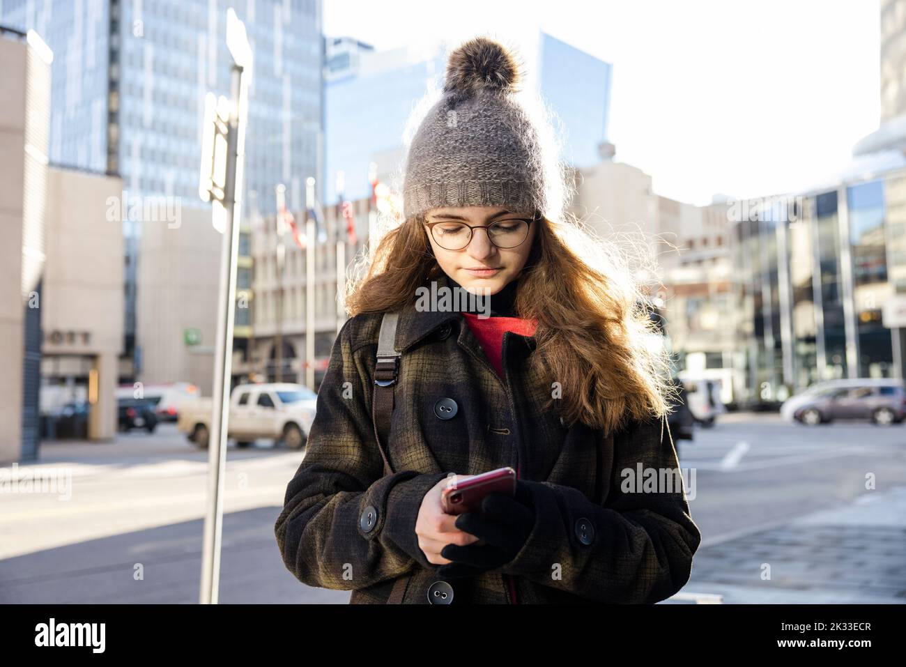 Teen girls using cell phone hi-res stock photography and images - Alamy