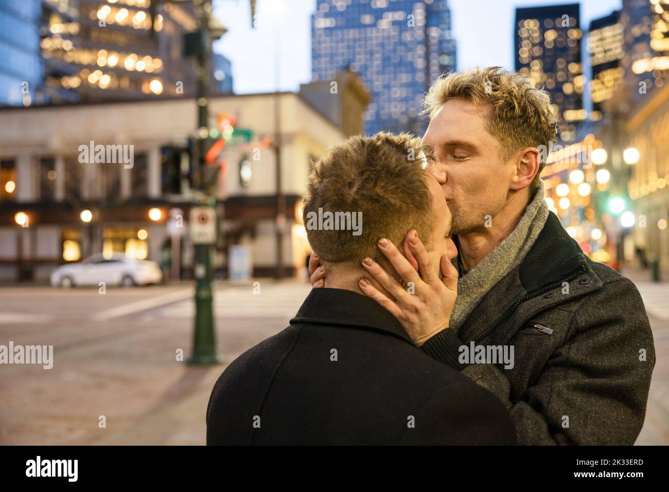 Mature gay couple kissing hi-res stock photography and images - Alamy