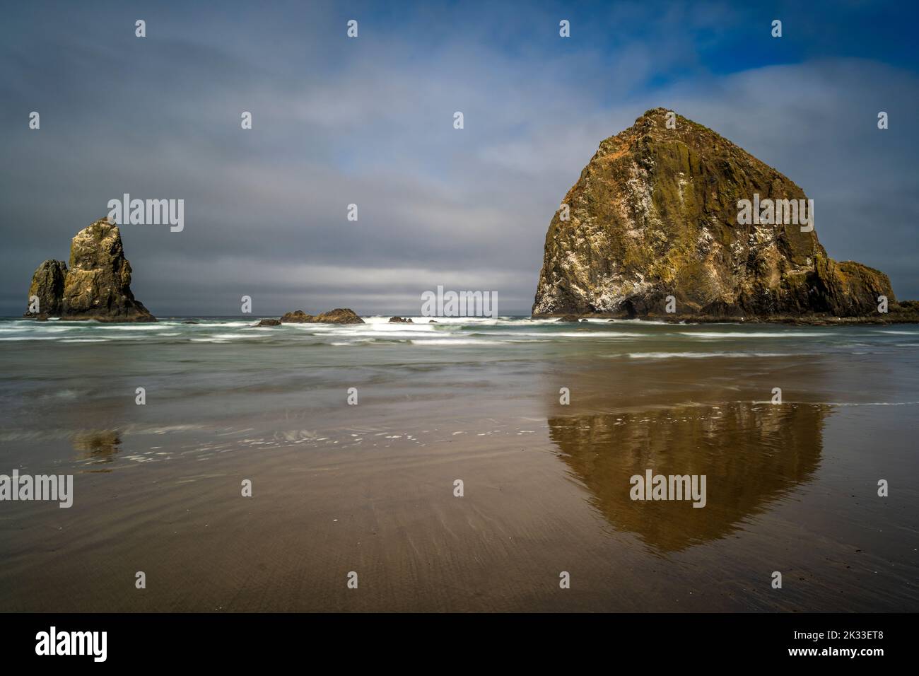 Haystack Rock, Cannon Beach, Oregon, USA Stock Photo - Alamy