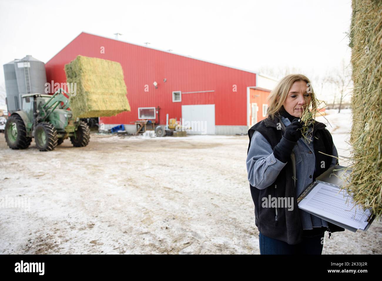 Female smelling hi-res stock photography and images - Alamy