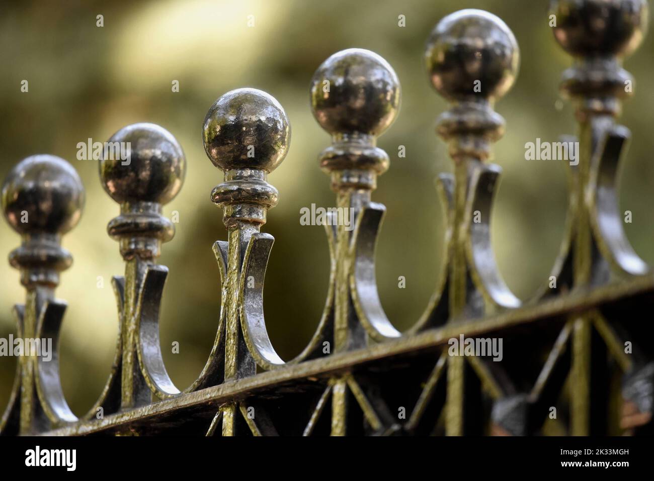 Cast iron hand painted sign hi-res stock photography and images - Alamy