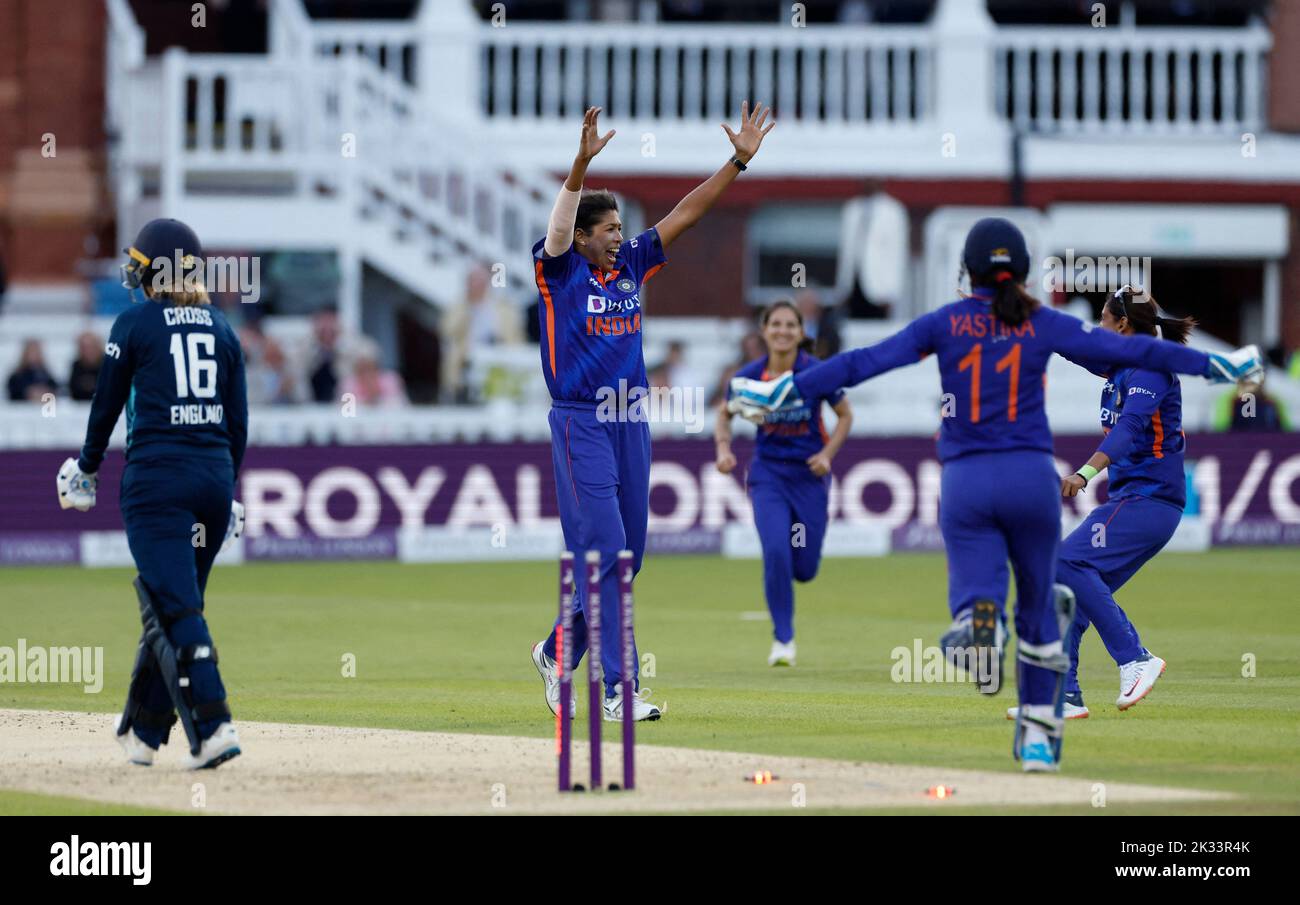 Kate cross cricket hi-res stock photography and images - Alamy