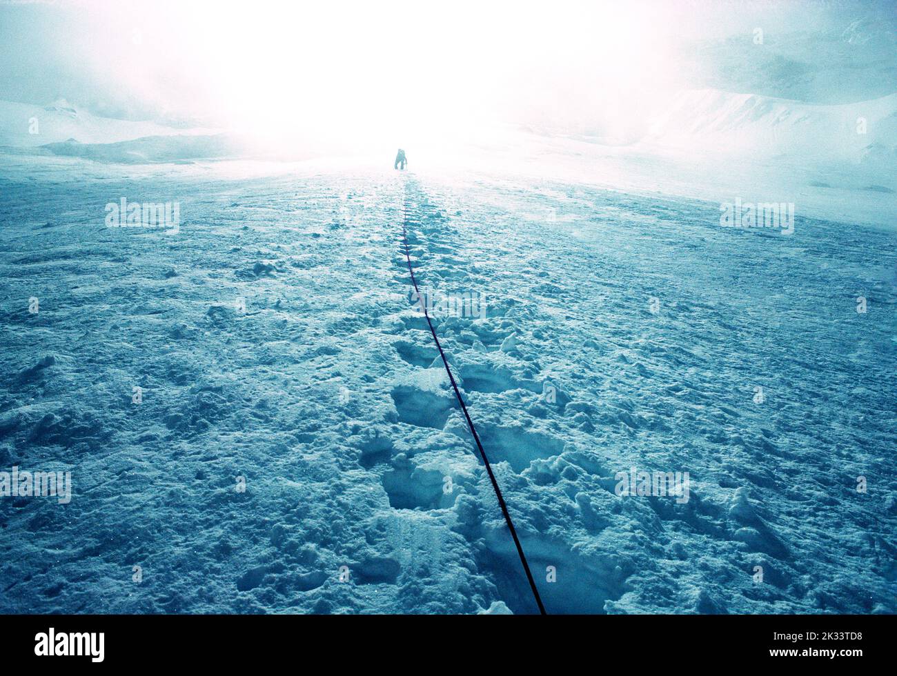 Line of climbers mount everest hi-res stock photography and images - Alamy