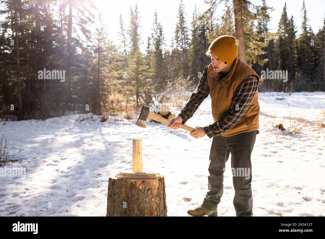 Chopping wood hi-res stock photography and images - Alamy
