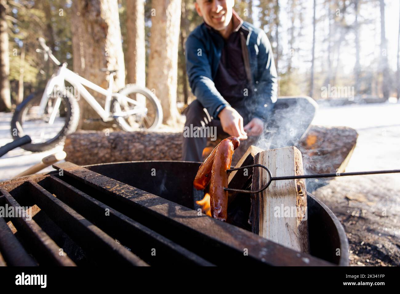 Cook over campfire hi-res stock photography and images - Alamy