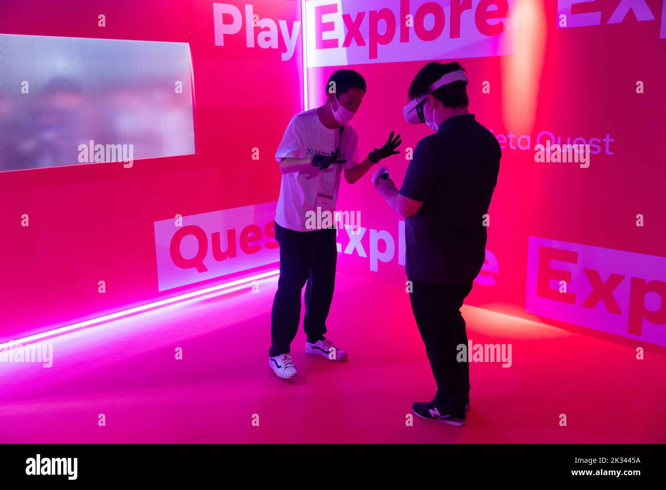 Visitor of Tokyo Game Show 2022 tests the Meta Quest VR Hardware ...
