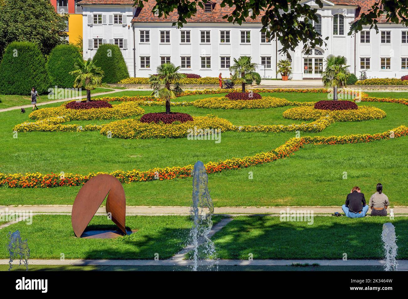 Courtyard with palm tree hi-res stock photography and images - Alamy