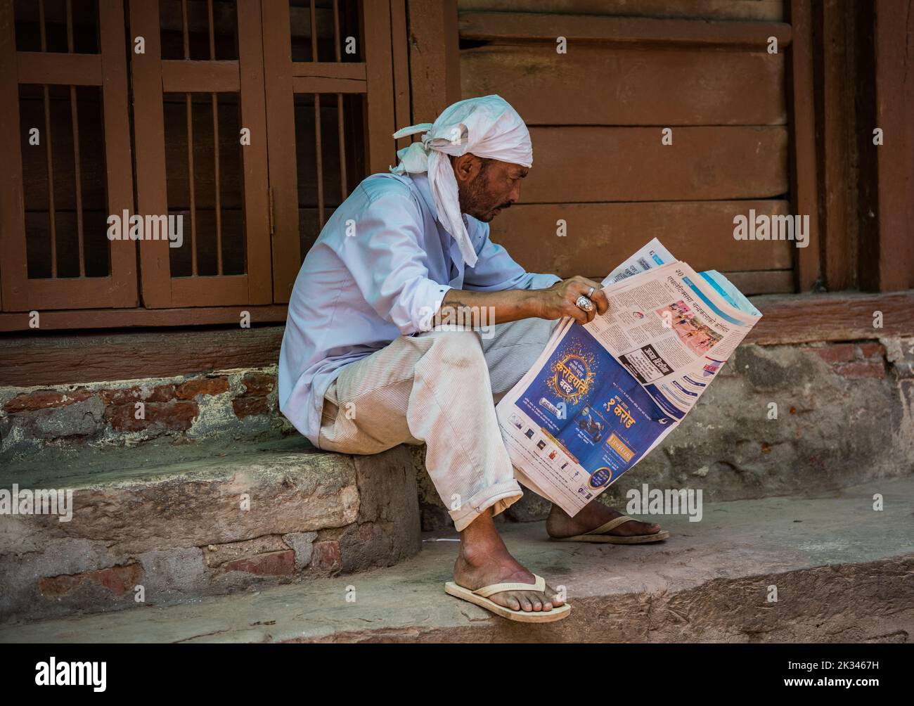 Man sat reading newspaper hi-res stock photography and images - Alamy