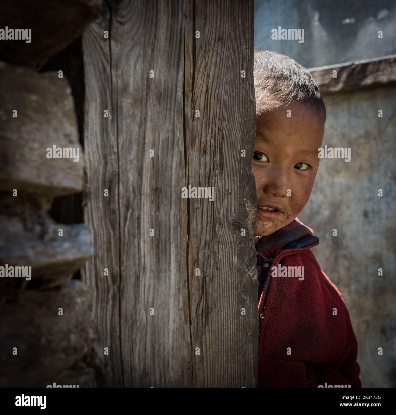 Round corner boy looking hi-res stock photography and images - Alamy