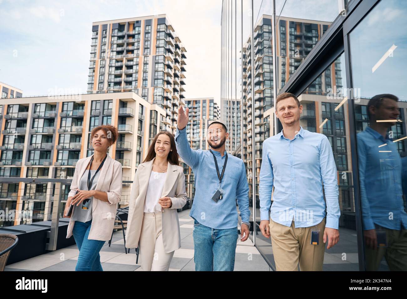 Team building activity outside hi-res stock photography and images - Alamy