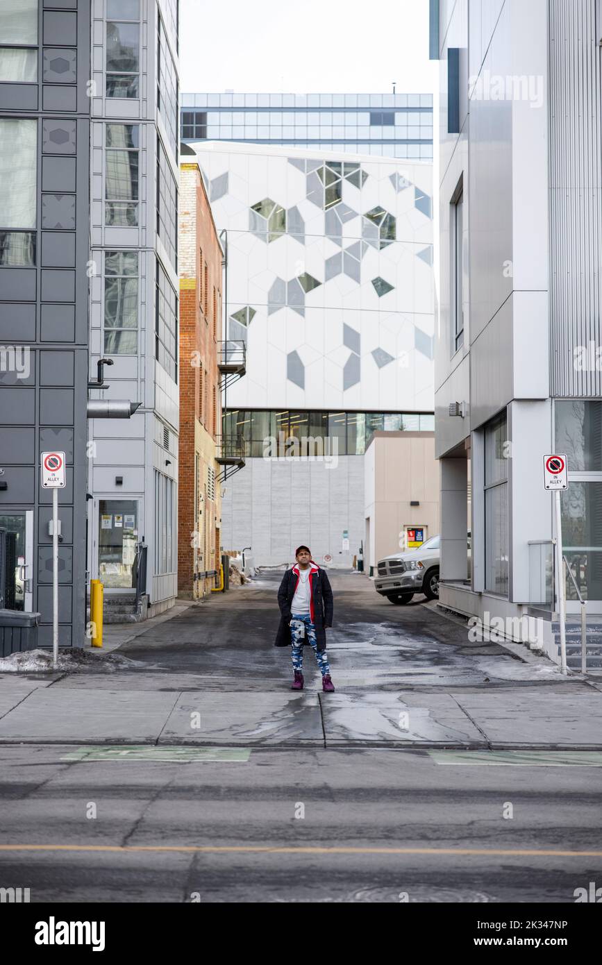 Man standing in alley hi-res stock photography and images - Alamy