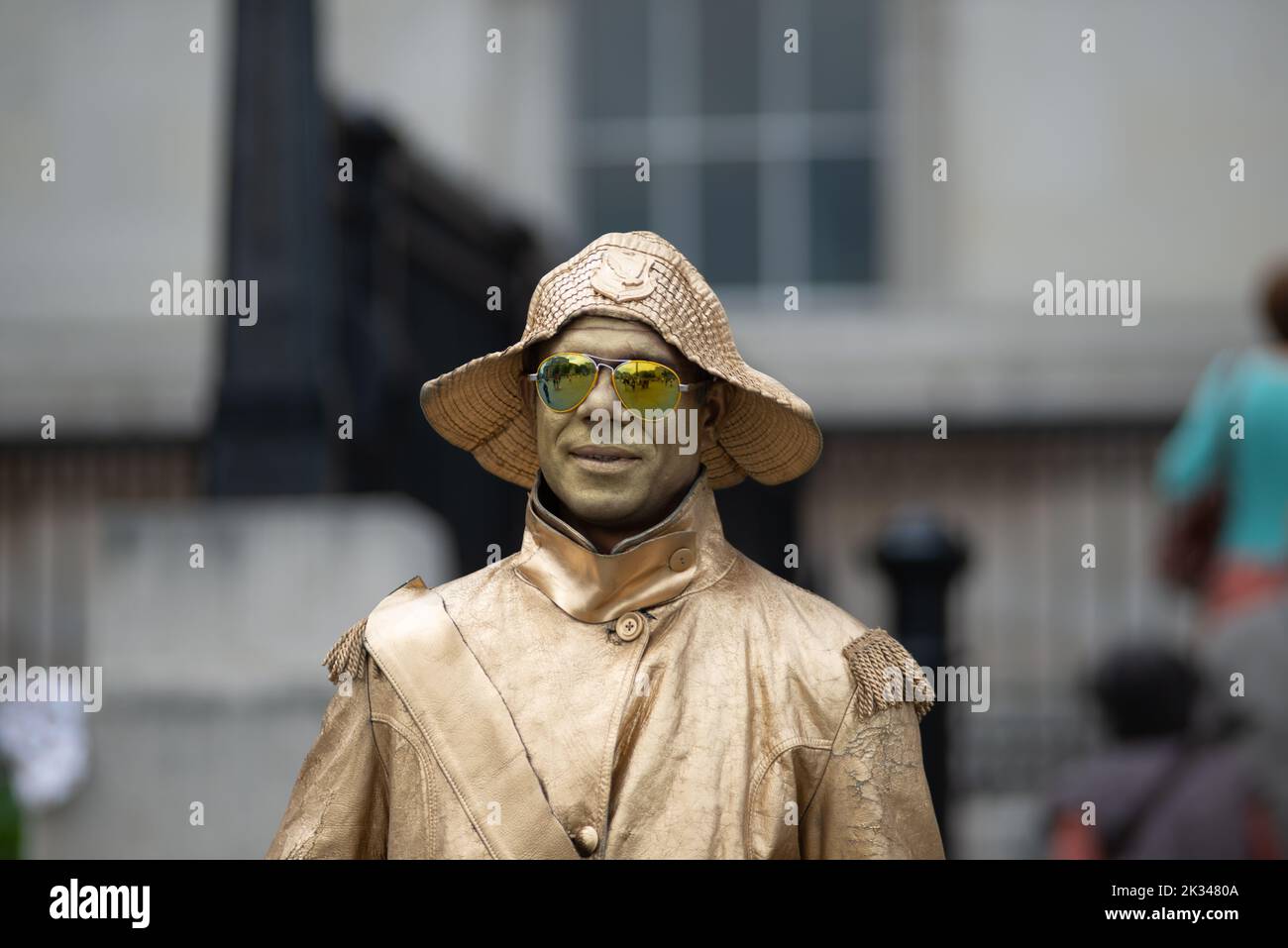Golden man statue hi-res stock photography and images - Alamy