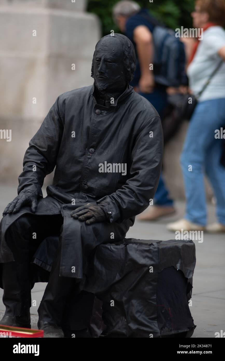 Statue performer hi-res stock photography and images - Alamy