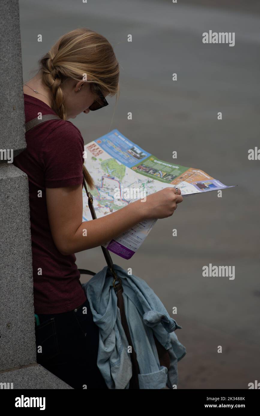 Tourist reading a map - London, June 26th 2013 Stock Photo - Alamy