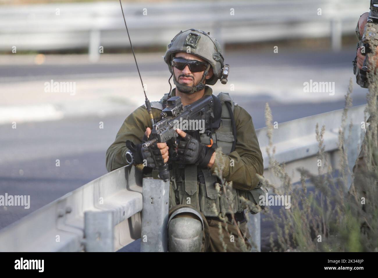 Israeli soldier guarding checkpoint hi-res stock photography and images ...