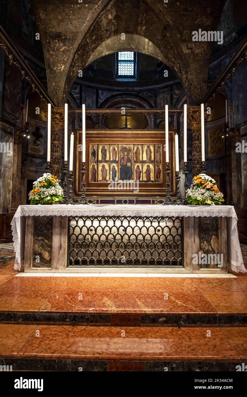 Interior view main altar basilica hi-res stock photography and images ...