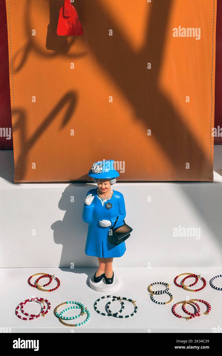Shop window of a bag and jewellery shop with Queen doll, Munich, Upper ...