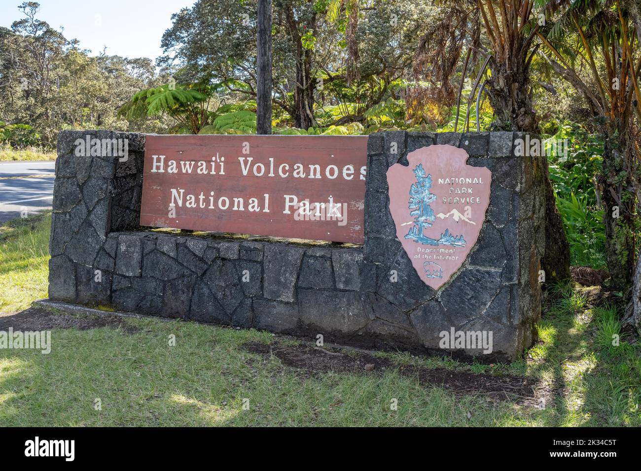 Entrance sign to Hawaii Volcanoes National Park, Big Island, Hawaii ...