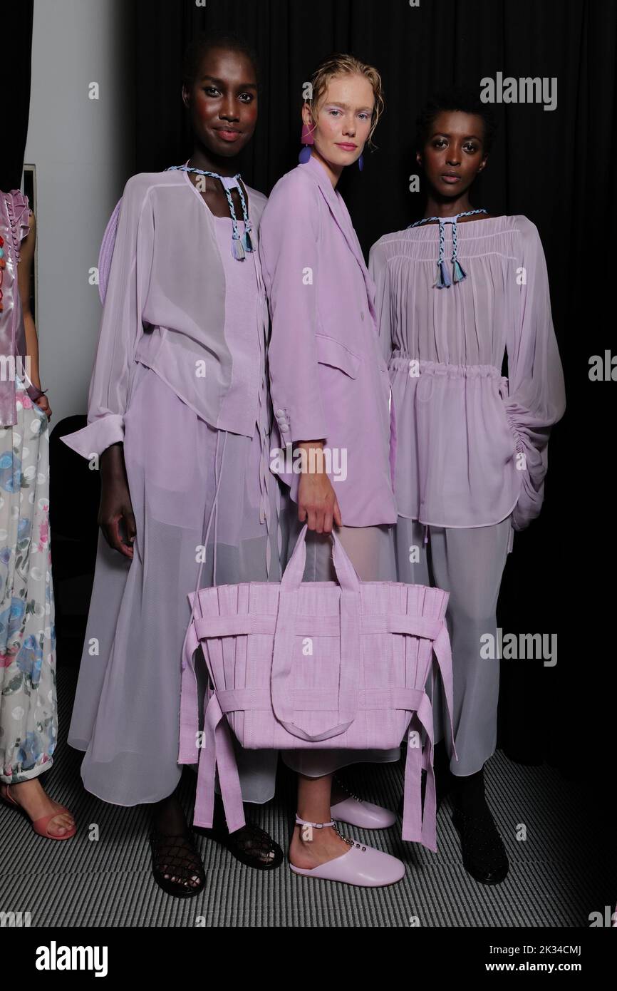 Milan Fashion Week - Women S/S 2023 Emporio Armani Fashion Show ...