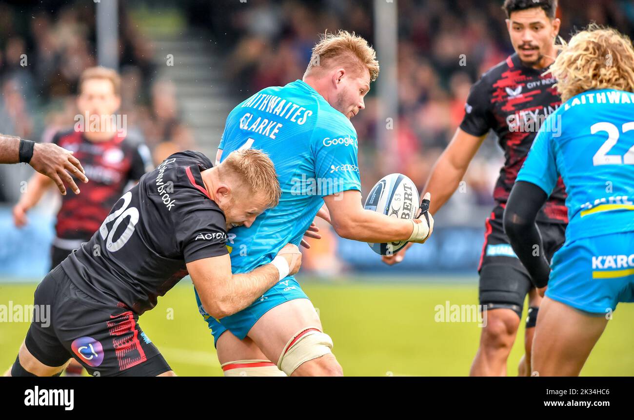 Jackson Wray of Saracens tackles Freddie Clarke of Gloucester Rugby ...