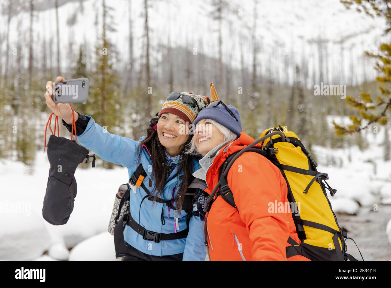 Happy friends the mountains hi-res stock photography and images - Alamy