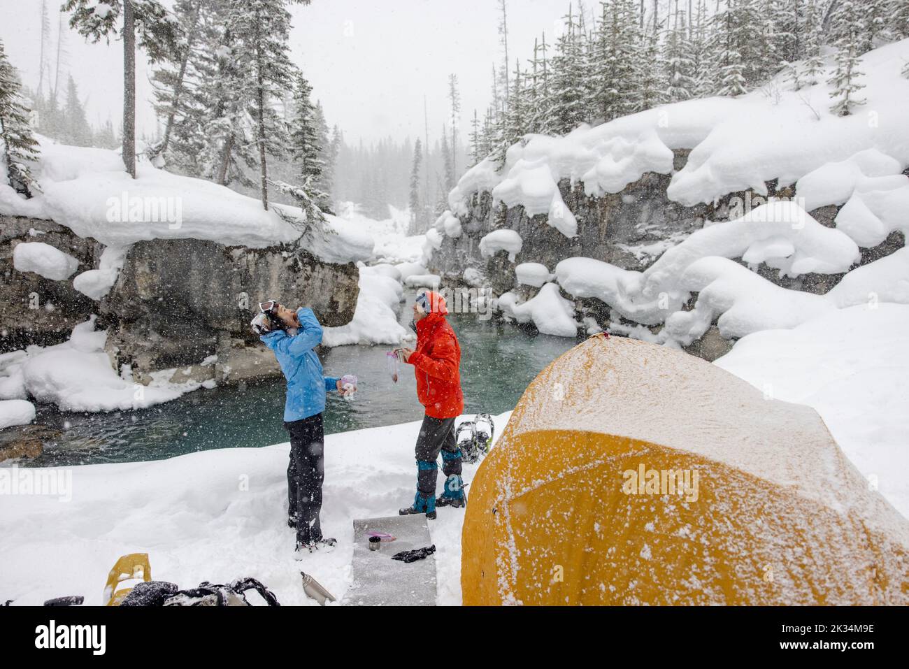 Women eating food outside hi-res stock photography and images - Alamy