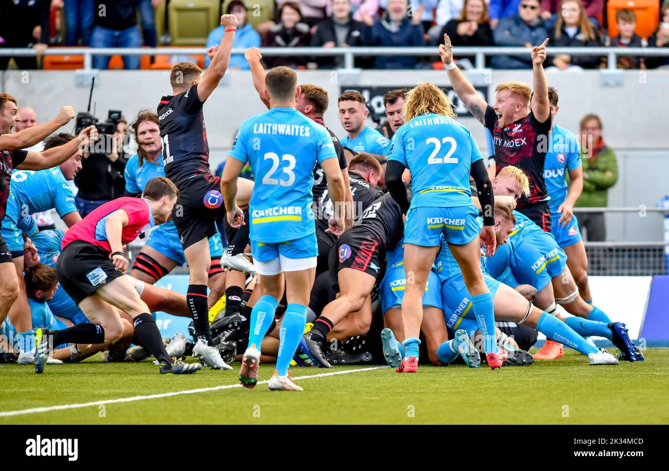 Saracens celebrate as they score their 5th try to draw the scores level ...