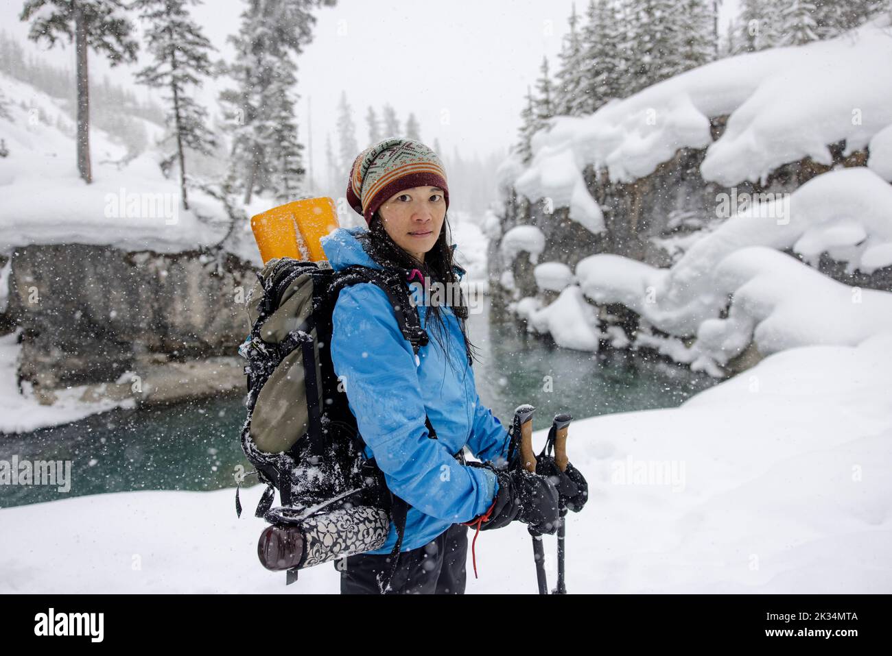 Beautiful woman hiking hi-res stock photography and images - Alamy