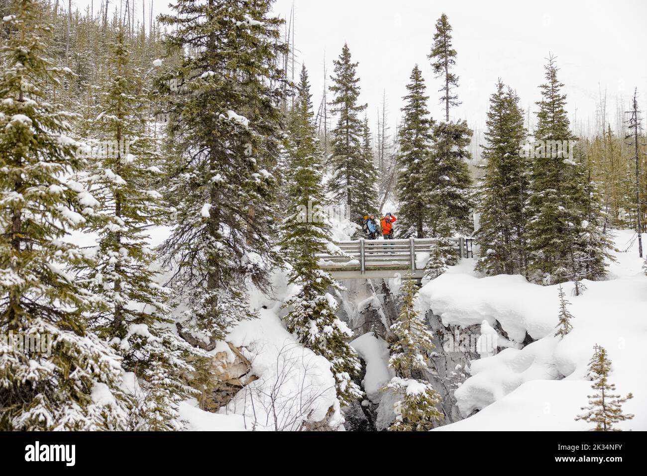 Women in wilderness hi-res stock photography and images - Alamy