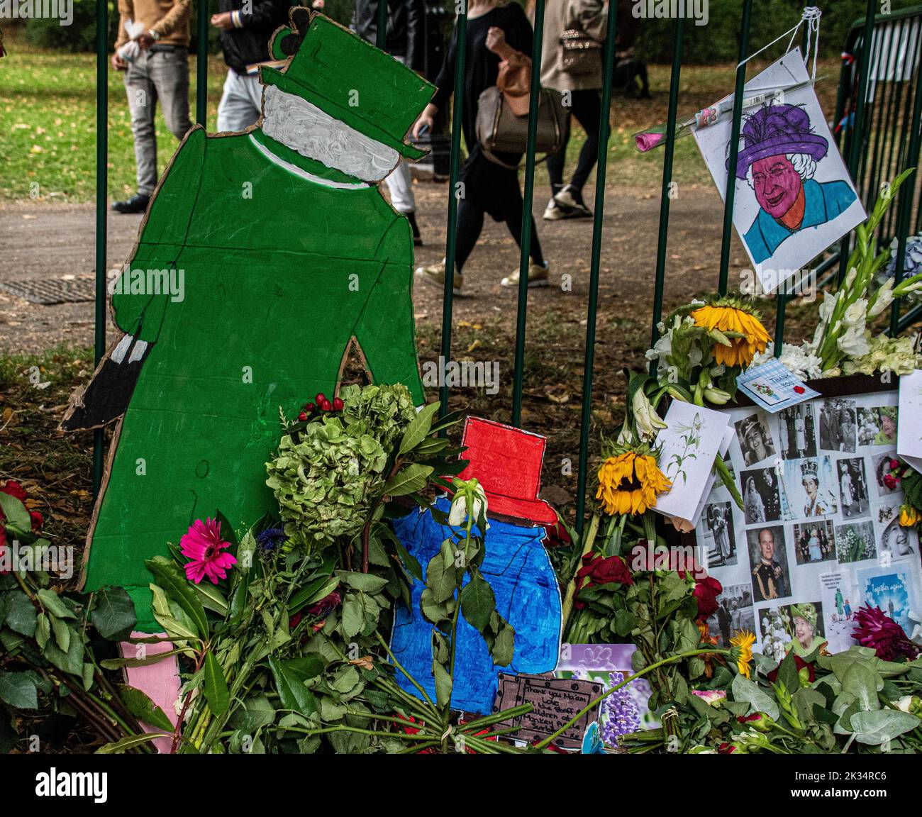 The queen and paddington bear hi-res stock photography and images - Alamy