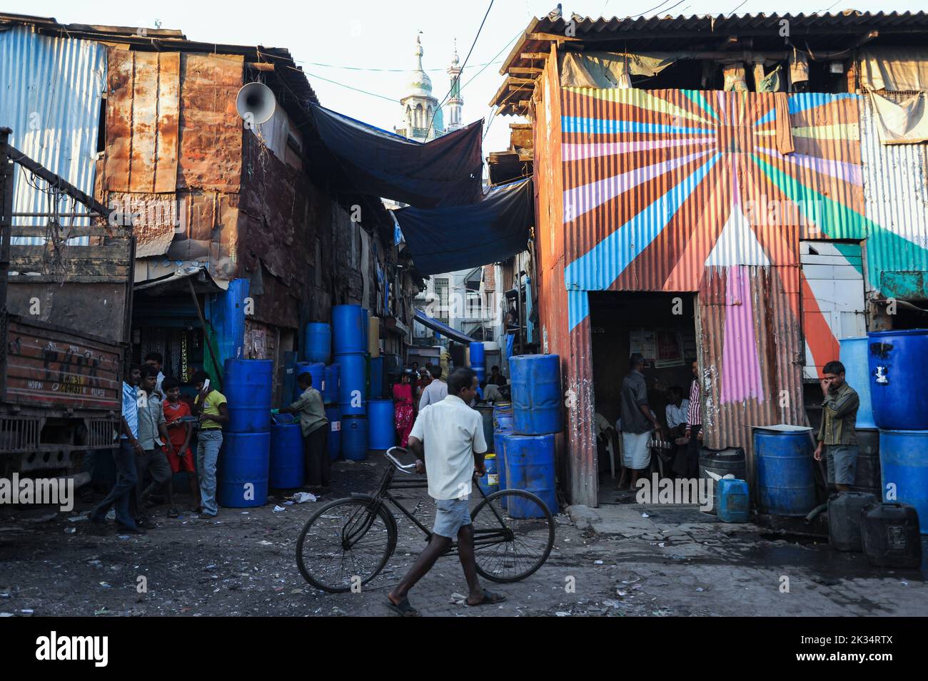 Dharavi slum people hi-res stock photography and images - Alamy