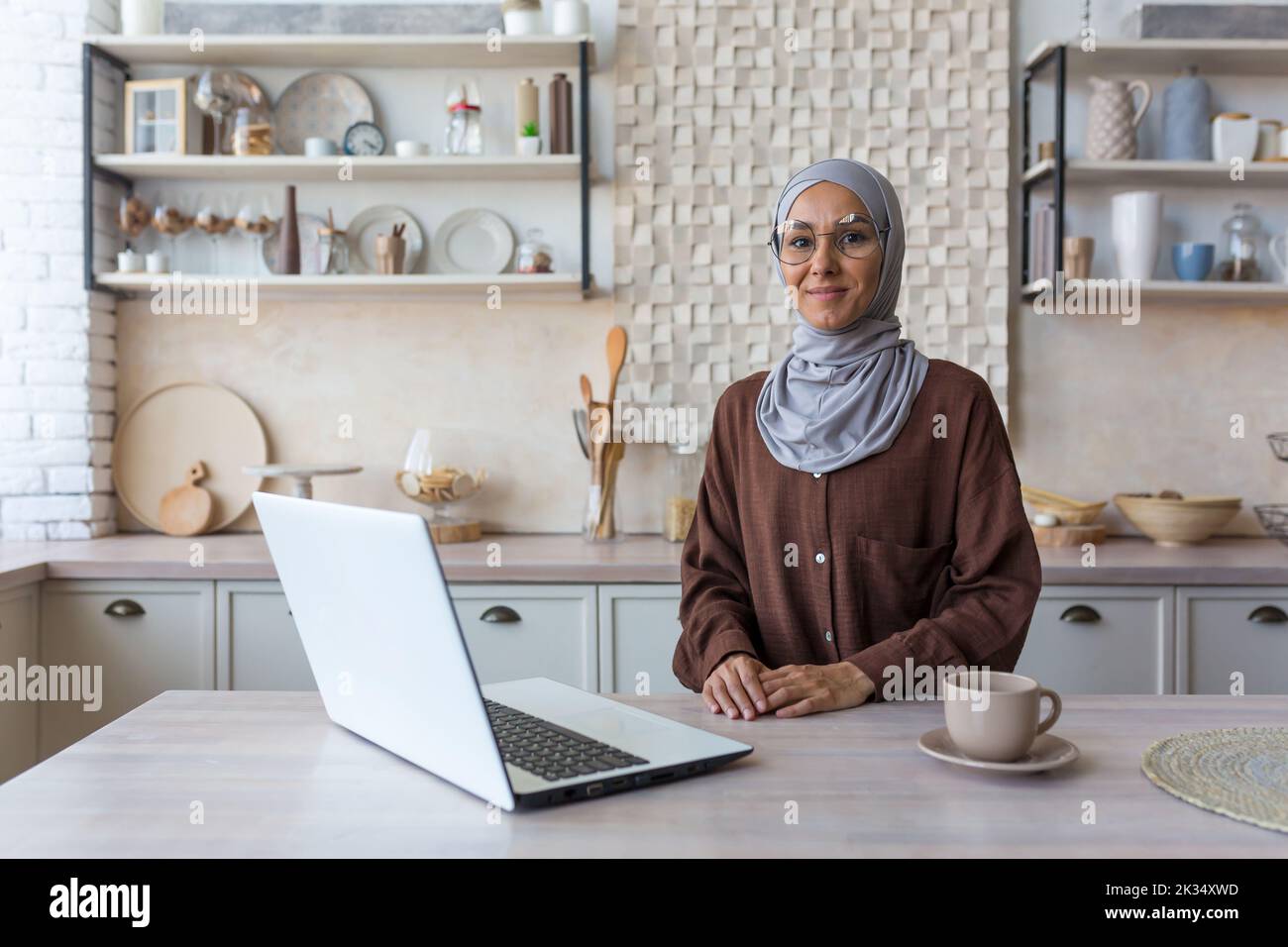 Islamic girl sitting using laptop hi-res stock photography and images ...