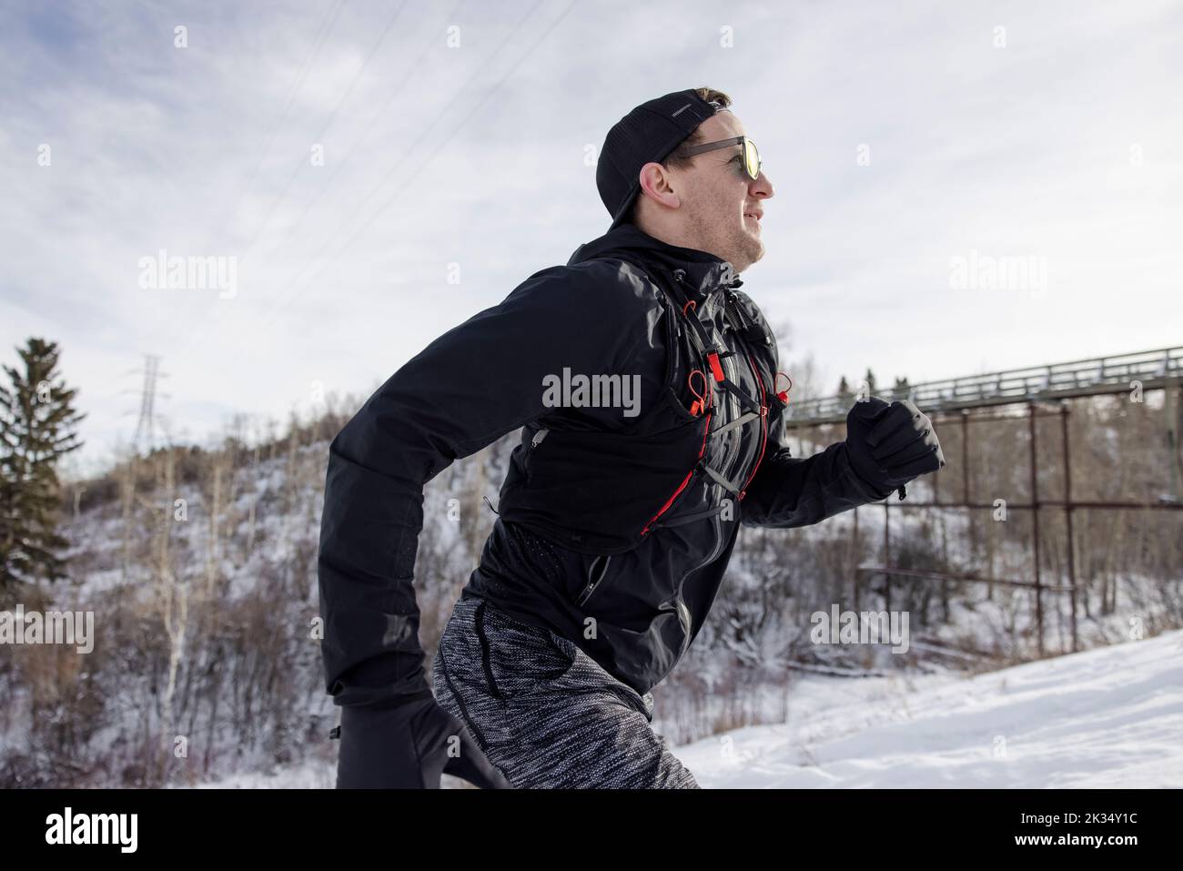 Running male urban hi-res stock photography and images - Alamy