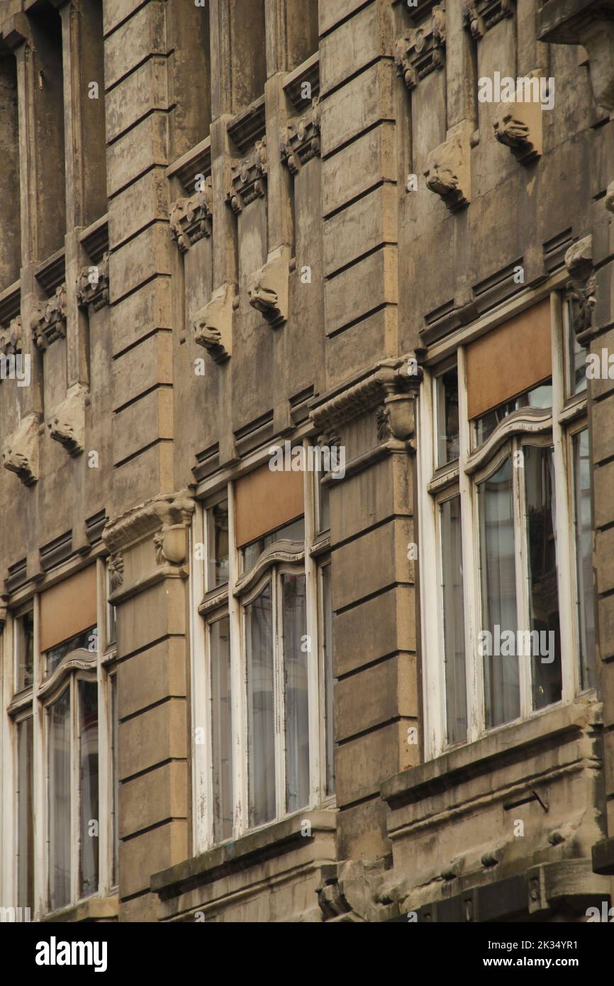 Old apartment building windows hi-res stock photography and images - Alamy