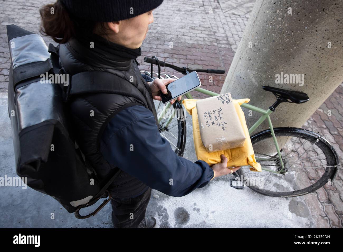 Smart courier box hi-res stock photography and images - Alamy