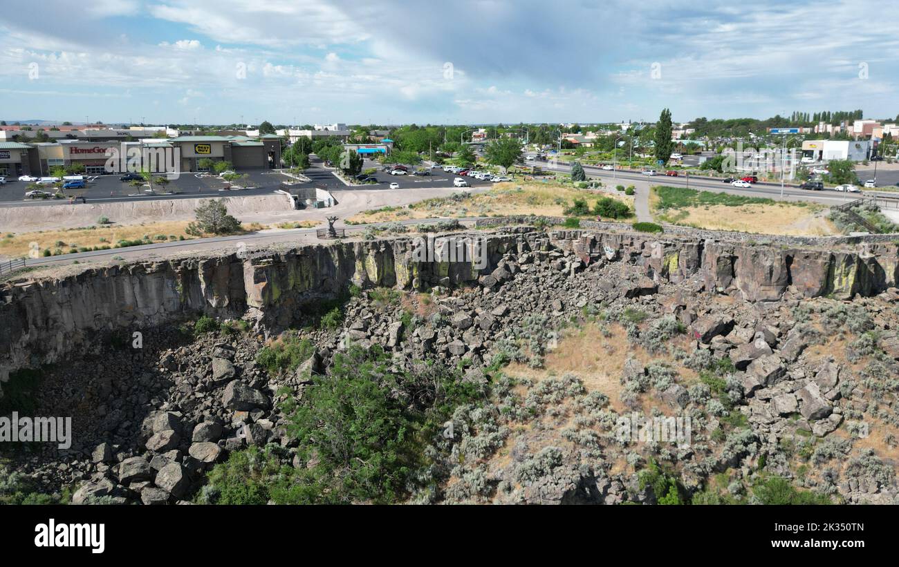 A bird's eye view of buildings built on top of a steep cliff with a ...
