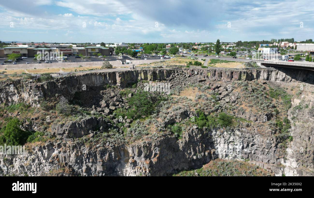 A bird's eye view of buildings built on top of a steep cliff with a ...