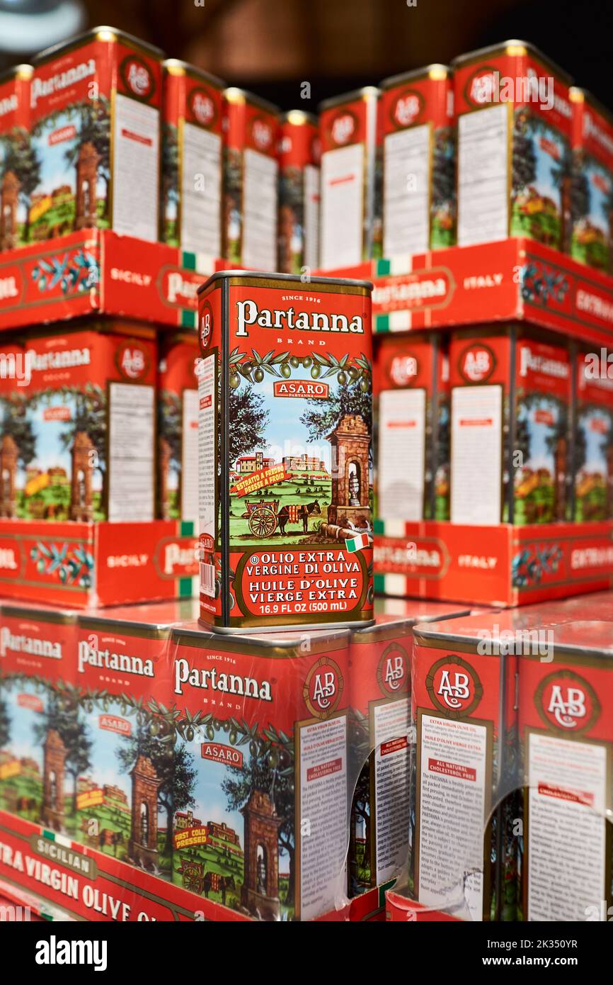 Case of partanna extra virgin olive oil hi-res stock photography and ...