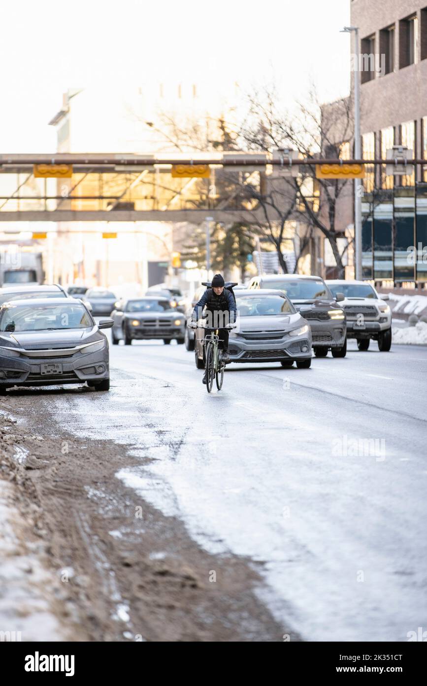 Riding bicycle downtown hi-res stock photography and images - Alamy