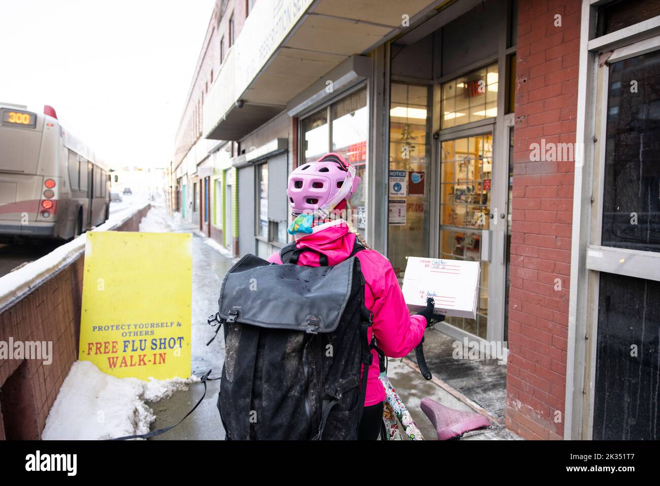 Female bike winter hi-res stock photography and images - Alamy