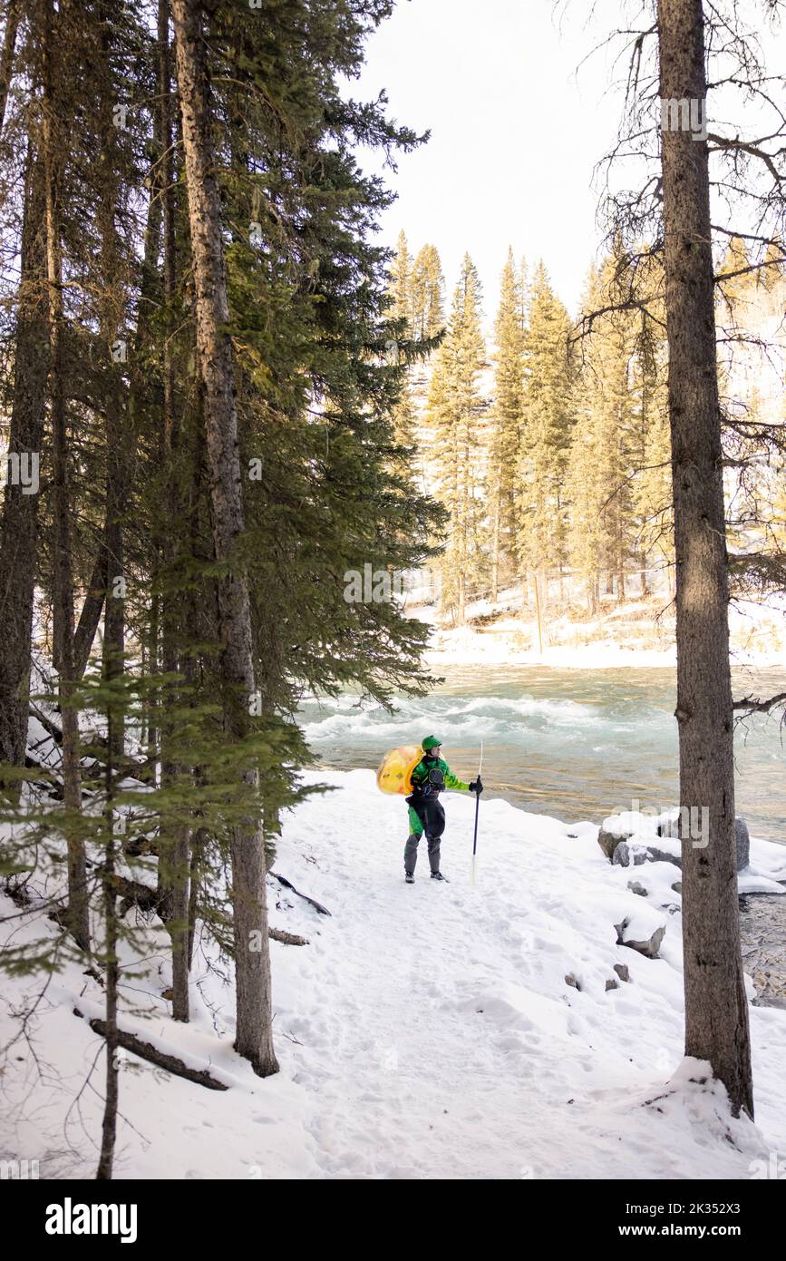 Man carrying water on his shoulder hi-res stock photography and images ...