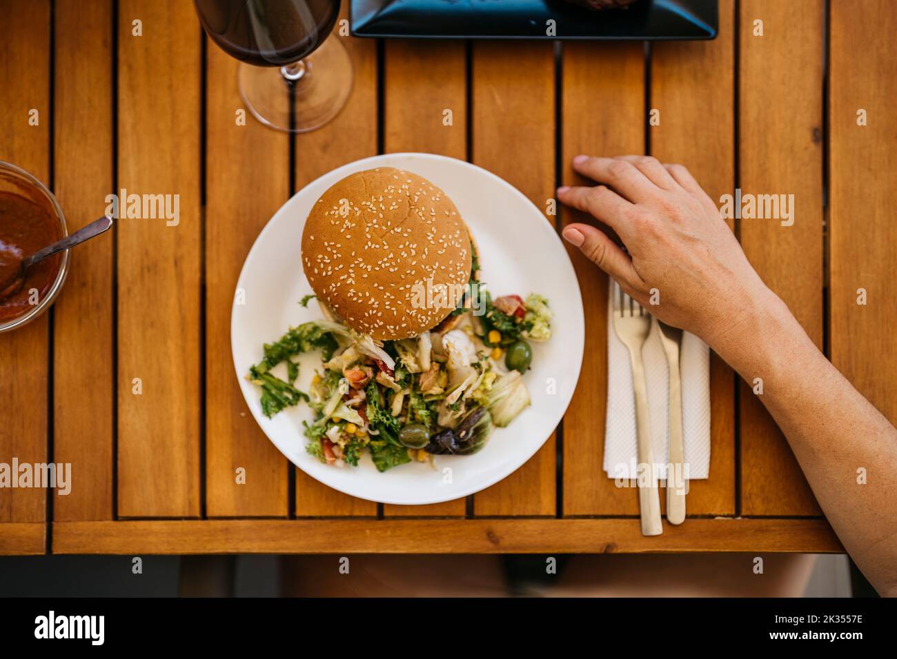zenithal view of a hamburger with salad Stock Photo - Alamy